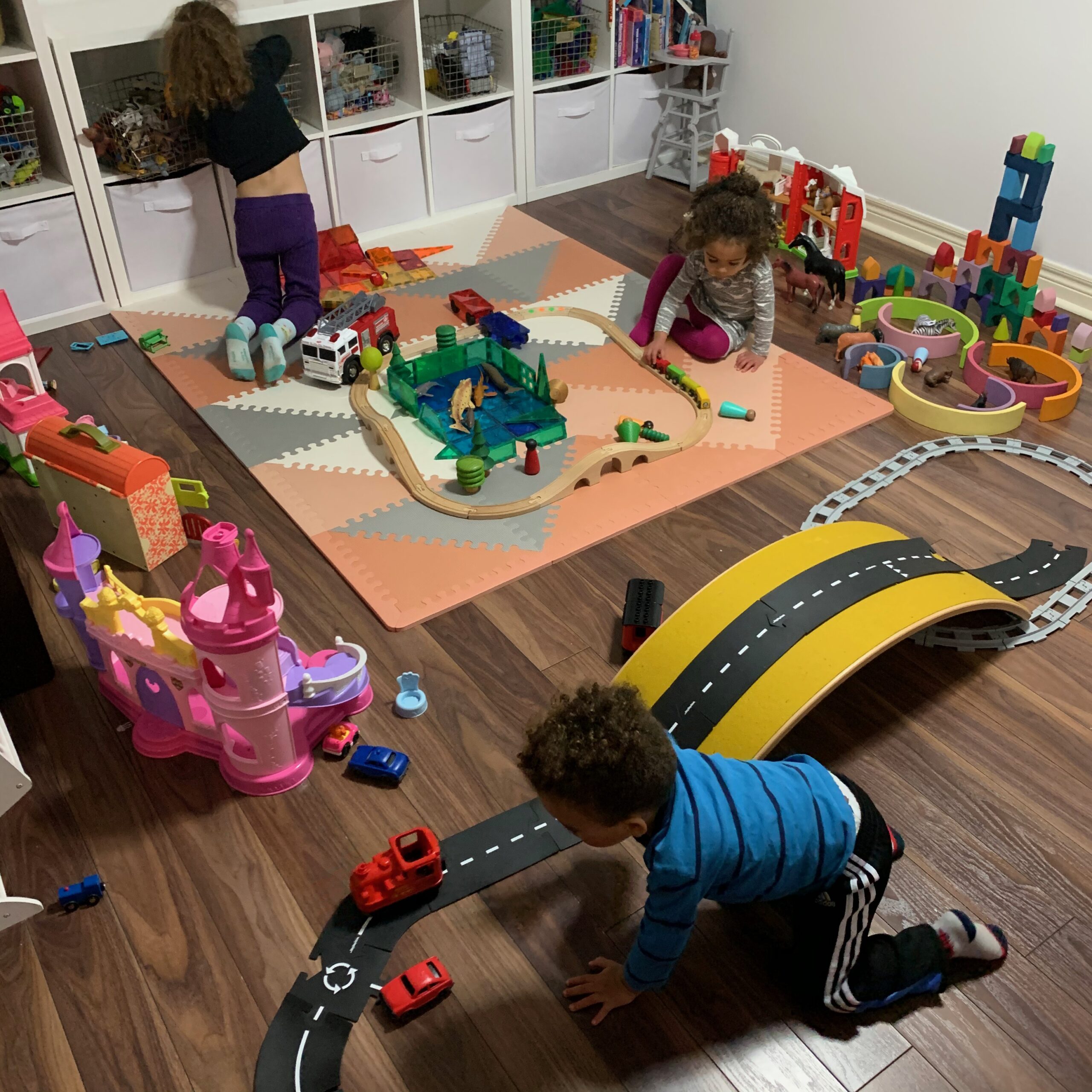 8 Tips to Get Kids to Play Independently - Happy Toddler Playtime
