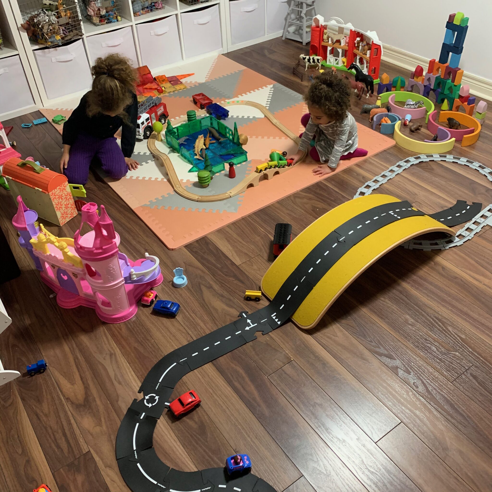 8 Tips to Get Kids to Play Independently - Happy Toddler Playtime