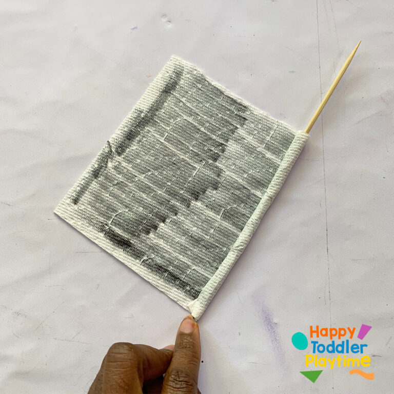 Wriggly Mummy Worm Science Experiment for Halloween - Happy Toddler ...