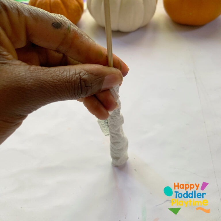 Wriggly Mummy Worm Science Experiment for Halloween - Happy Toddler ...