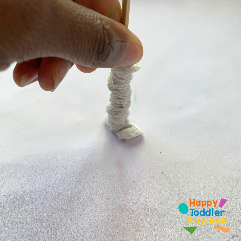 Wriggly Mummy Worm Science Experiment for Halloween - Happy Toddler ...