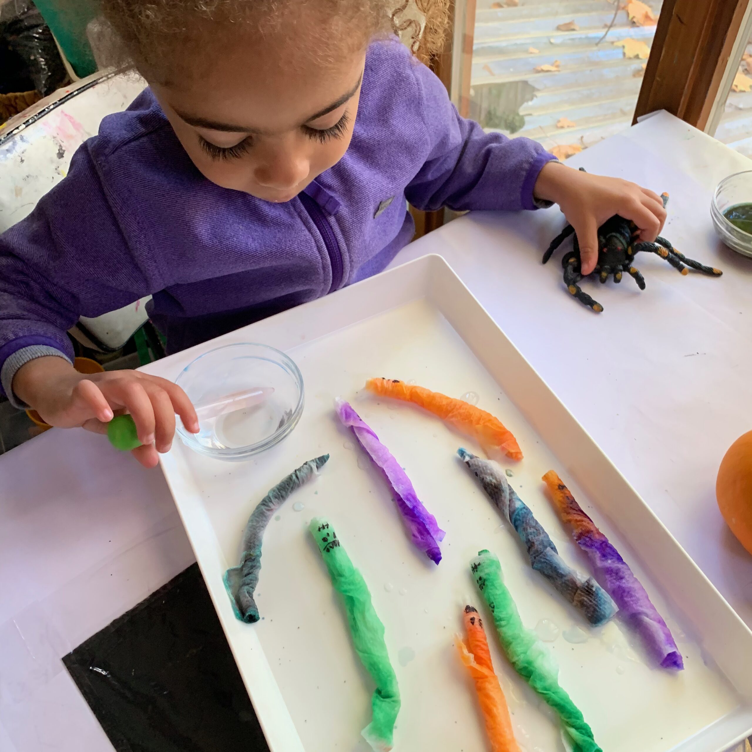 Wriggly Mummy Worm Science Experiment for Halloween - Happy Toddler ...