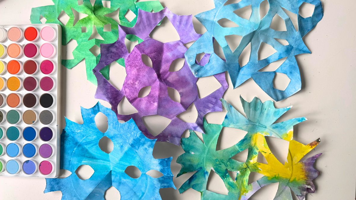 Paper Plate Snowflakes Craft - Happy Toddler Playtime